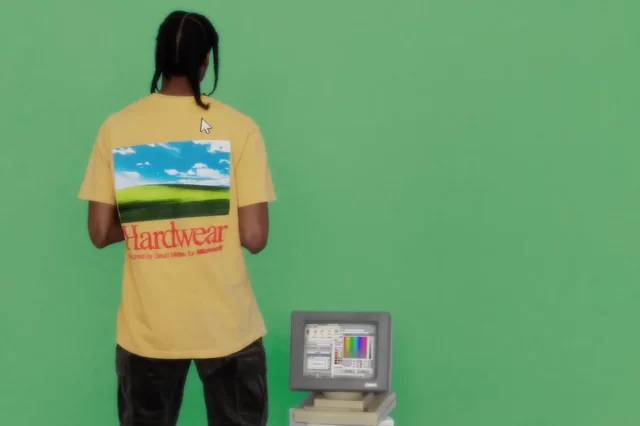 Microsoft jual Baju dengan Gambar Latar Windows XP pada harga RM269